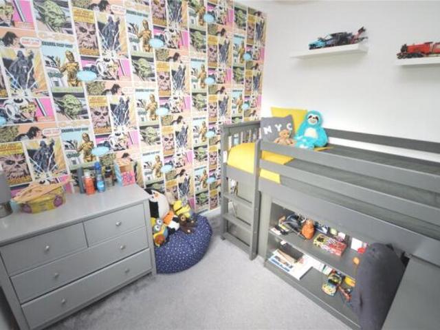5 bedroom detached house for sale in Harveys Hill, Luton, Bedfordshire, LU2