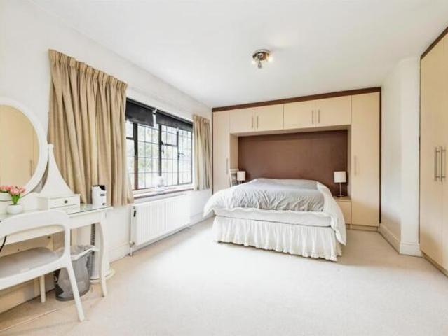 5 bedroom detached house for sale in Hempstead Road, Watford, WD17