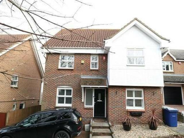 5 bedroom detached house for sale in Hepburn Close Chafford Hundred RM16