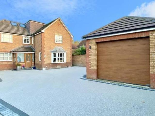 5 bedroom detached house for sale in Hurricane Way Woodley RG5