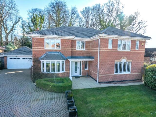 5 bedroom detached house for sale in Oaklands Avenue, Adel, Leeds, LS16