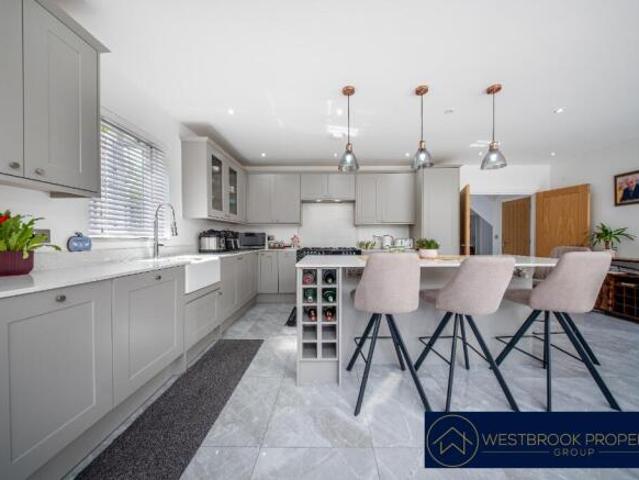 5 bedroom detached house for sale in Oaklea Avenue, Chelmsford, Essex, CM2