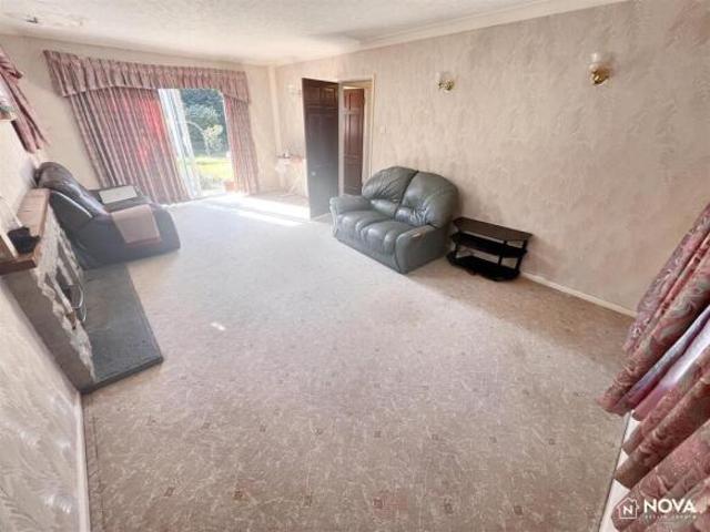 5 bedroom detached house for sale in Old Bedford Road, Luton, LU2