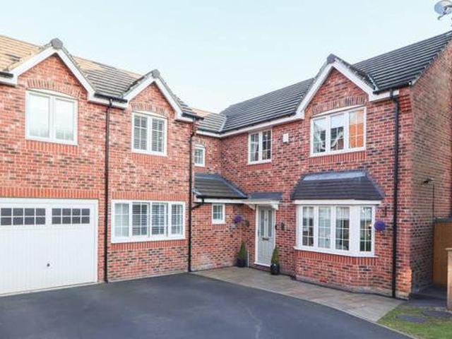 5 bedroom detached house for sale in Old Pheasant Court Chesterfield S40