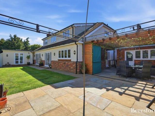 5 bedroom detached house for sale in Long Meadow, Hutton, CM13