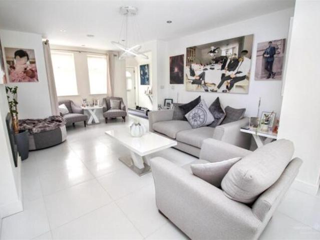 5 bedroom detached house for sale in Langley Hill, Tilehurst, Reading, RG31