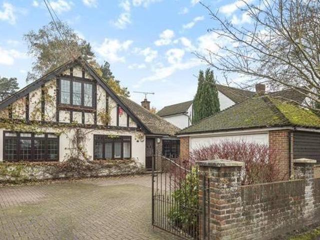 5 bedroom detached house for sale in Lightwater Surrey GU18 GU18