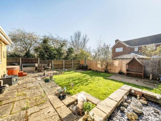 5 bedroom detached house for sale in Lindisfarne Priory, Bedford, MK41