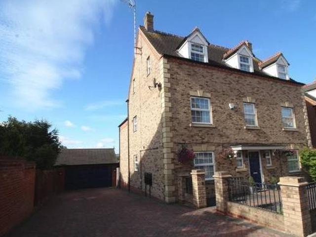 5 bedroom detached house for sale in Maxwell Drive Loughborough LE11