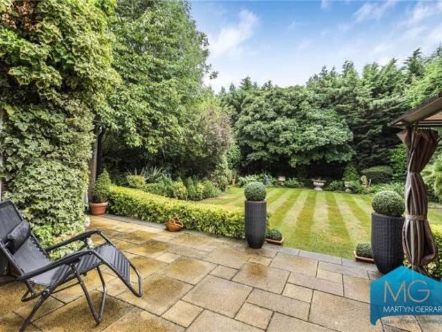 5 bedroom detached house for sale in Manor Hall Avenue, Hendon, London, NW4