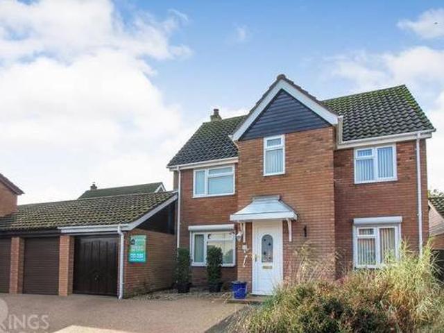 5 bedroom detached house for sale in Meadow Way Poringland NR14
