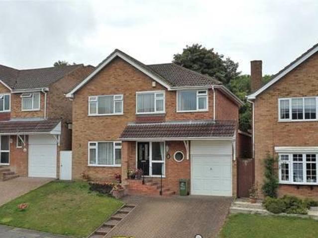 5 bedroom detached house for sale in Mentmore Crescent Dunstable Bedfordshire LU6