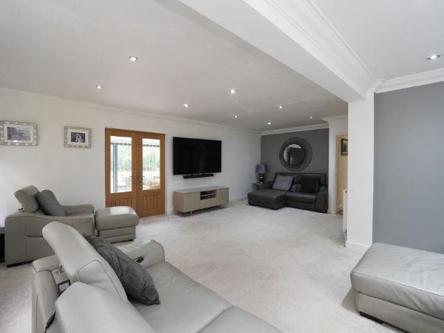 5 bedroom detached house for sale in Nottingham Road, Nottingham, NG15