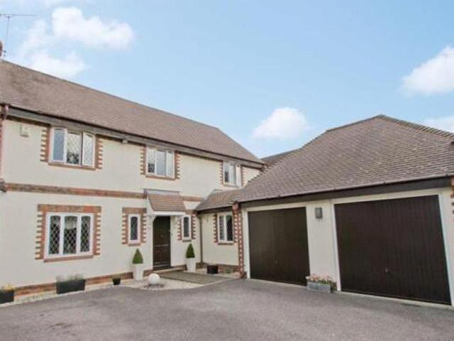 5 Bedroom Detached House For Sale In North Hillingdon