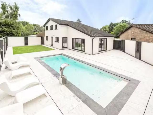 5 bedroom detached house for sale in Scotsdale Close, Petts Wo.