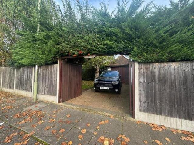 5 bedroom detached house for sale in Selvage Lane, London, NW7