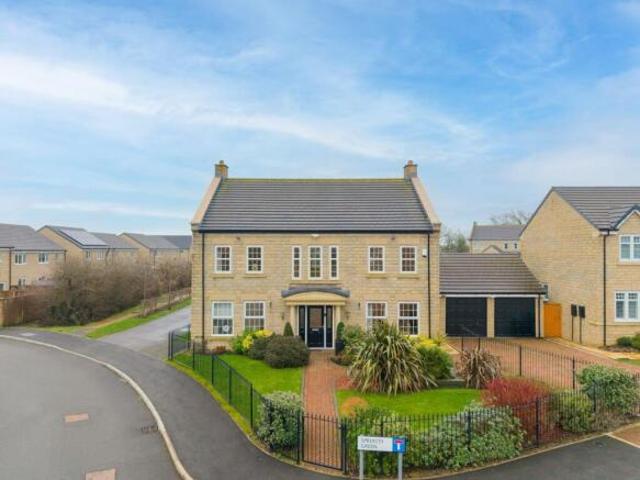 5 bedroom detached house for sale in Spruisty Green, Killinghall, HG3