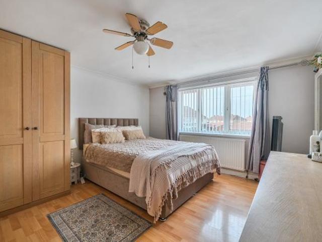 5 bedroom detached house for sale in St. Elmo Crescent, Slough, SL2
