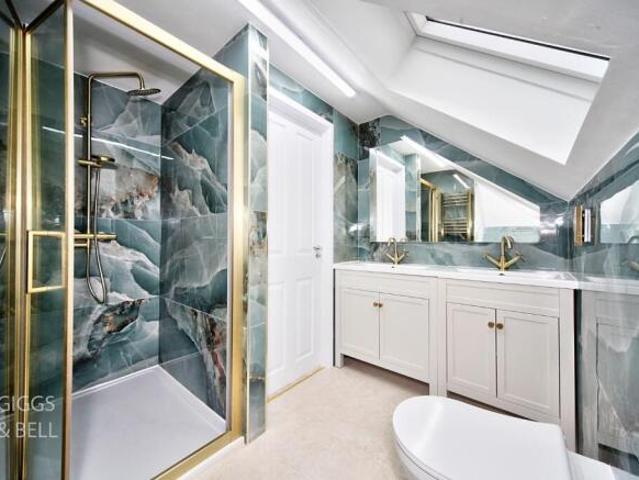 5 bedroom detached house for sale in Stockingstone Road, Luton, Bedfordshire, LU2