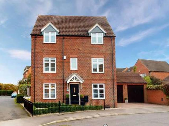 5 bedroom detached house for sale in Powell Court Farnsfield NG22