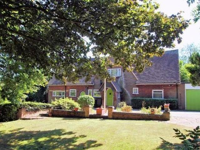 5 bedroom detached house for sale in Park Lane Knebworth Hertfordshire SG3