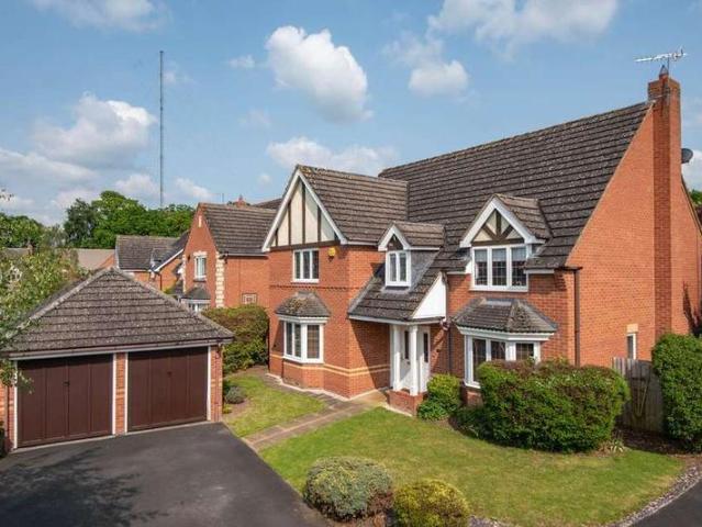 5 bedroom detached house for sale in Pear Tree Way, Wychbold.