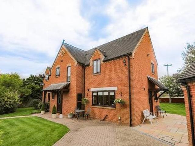 5 bedroom detached house for sale in Penelope Gardens WR11 WR11
