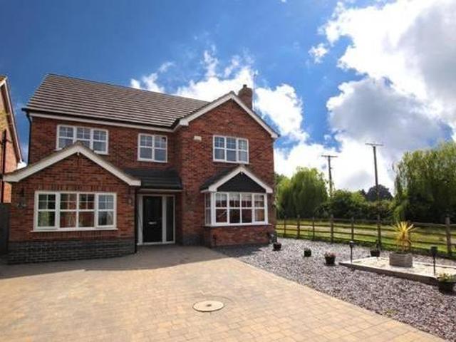 5 bedroom detached house for sale in Plumleaf Way BartonuponHumber DN18