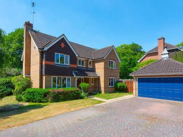 5 bedroom detached house for sale in Queen Victoria Court Farnborough GU14