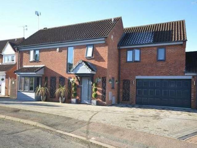 5 bedroom detached house for sale in Quickswood Luton Bedfordshire LU3