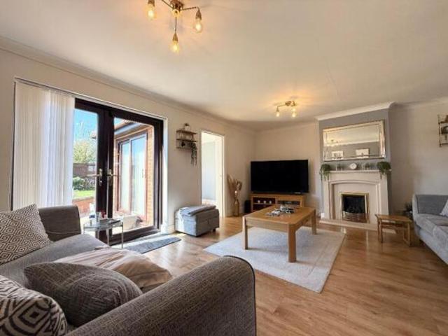 5 bedroom detached house for sale in Rowington Close, Luton, LU2