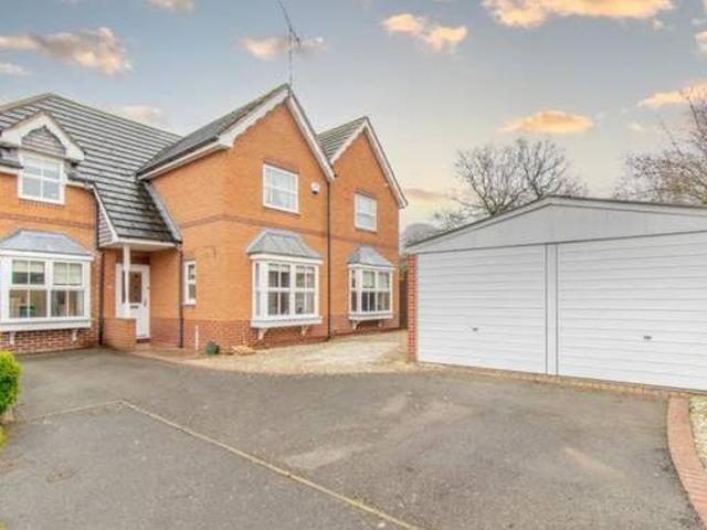 5 bedroom detached house for sale in Robinia CloseLutterworthLE17 4FS LE17
