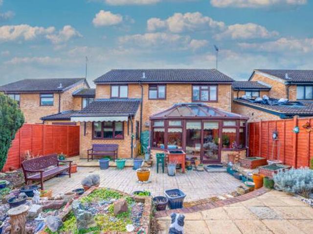 5 Bedroom Detached House For Sale In Woodley, Reading