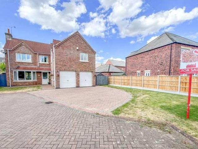 5 bedroom detached house for sale in Waggoners Close Scotter Lincolnshire DN21