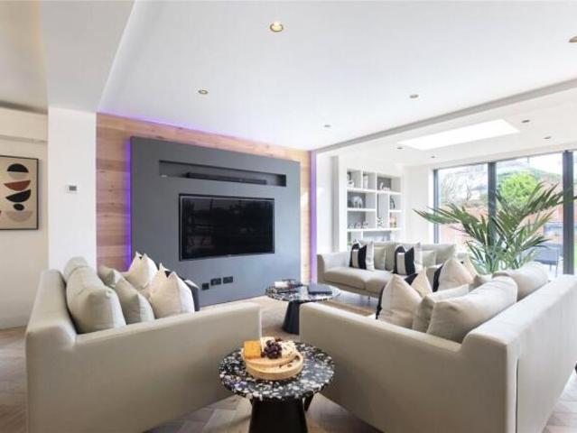 5 bedroom detached house for sale in Walnut Close, Cheltenham, Gloucestershire, GL52