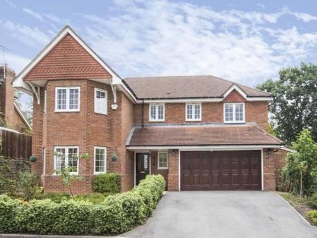 5 bedroom detached house for sale in White House Walk Farnham GU9