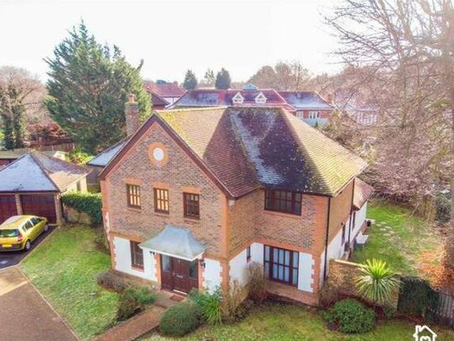 5 bedroom detached house for sale in White Oaks Banstead SM7