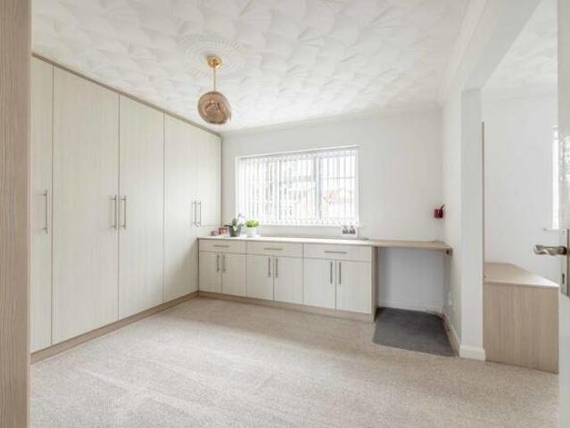 5 bedroom detached house for sale in Whitehouse Way, Langley, SL3
