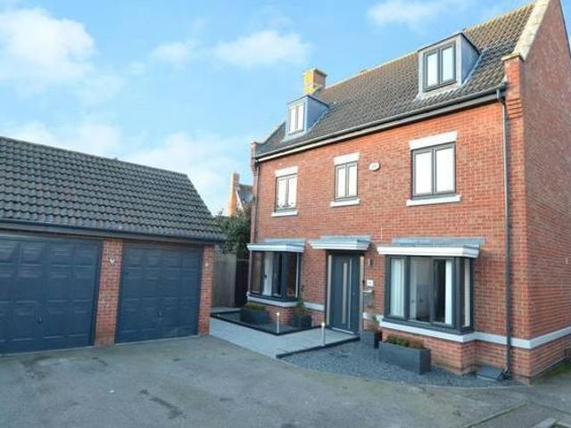5 bedroom detached house for sale in Wickford Essex SS12 SS12