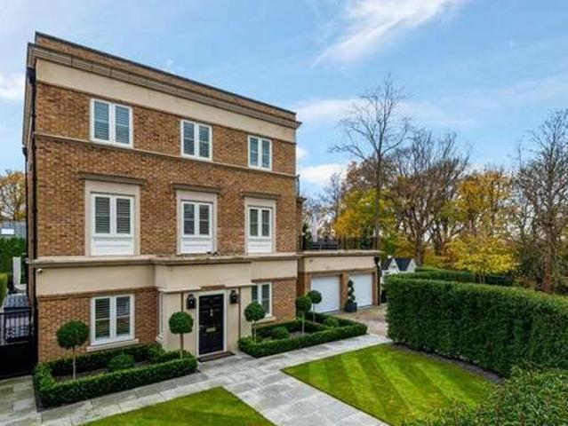5 bedroom detached house for sale in Willoughby Lane Bromley BR1