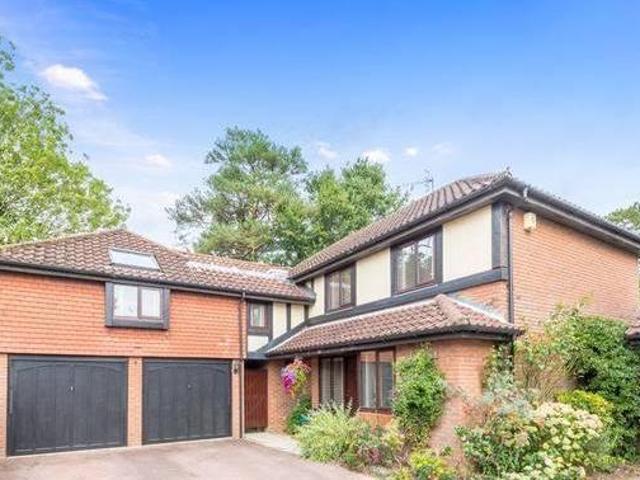 5 bedroom detached house for sale in Wysemead Horley Surrey RH6