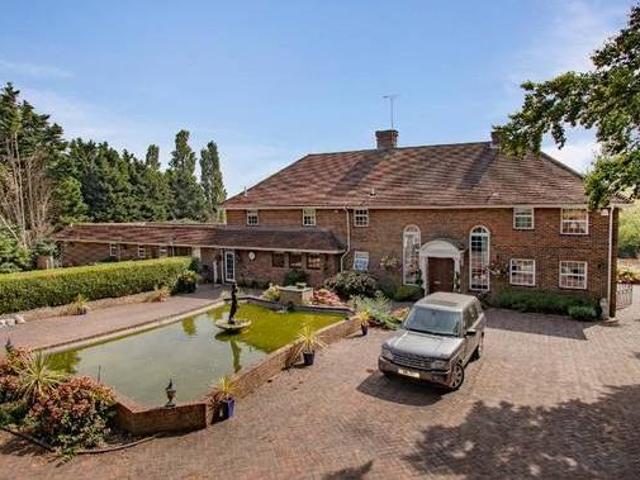 5 bedroom detached house for sale in Town Road Nr Higham ME3
