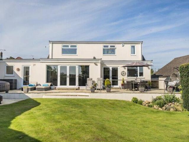 5 bedroom detached house for sale in Top Dartford Road, Hextable, Swanley, BR8