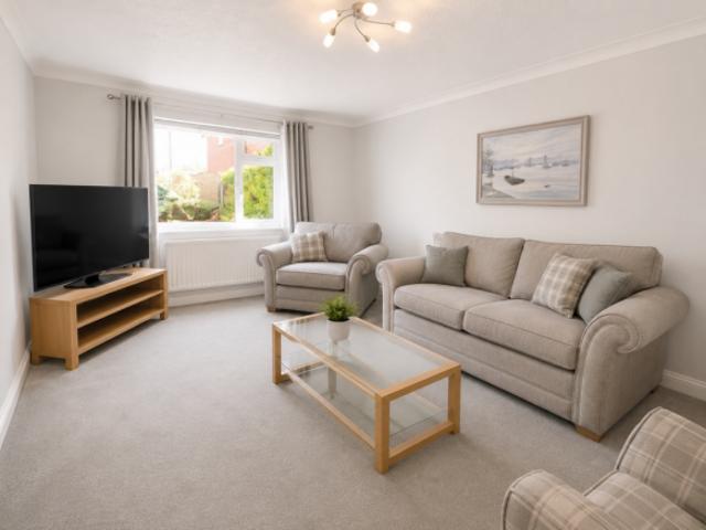 5 bedroom detached house for sale in The Magpies, Luton, Bedfordshire, LU2 7XT, LU2