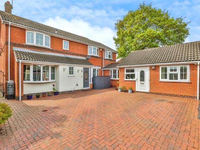 5 bedroom detached house for sale in The Chestnuts, Nottingham, NG10