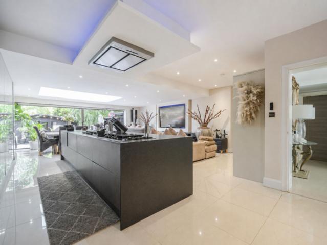 5 bedroom detached house for sale in The Green, Orpington, Bromley. BR5 3DP, BR5