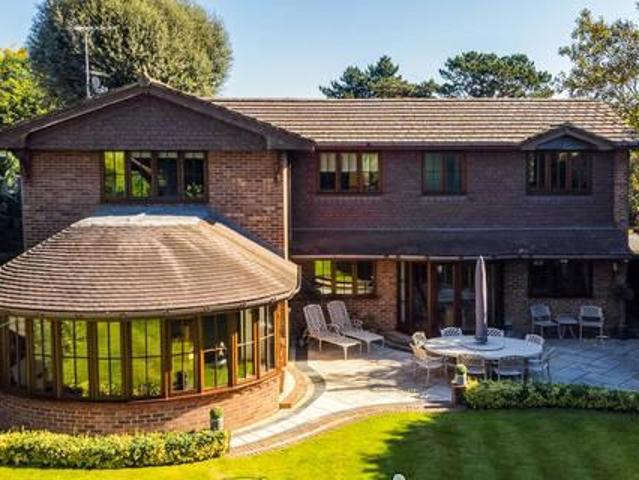5 bedroom detached house for sale in Yewlands Hoddesdon EN11