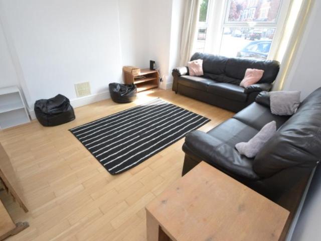 5 bedroom Detached house To Let