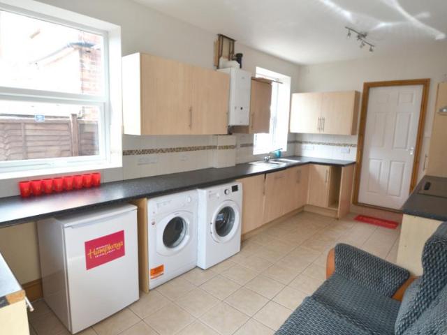 5 bedroom Detached house To Let