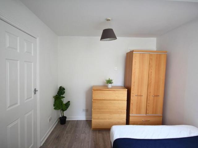 5 bedroom detached house to rent
